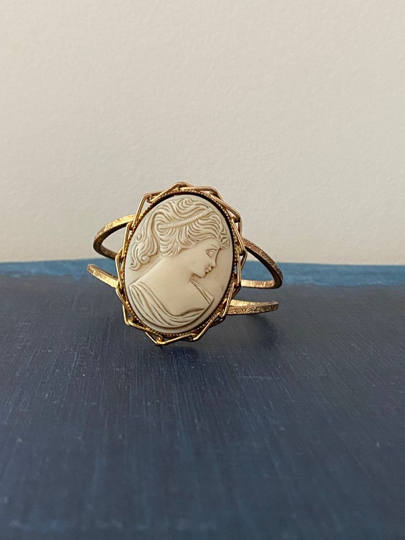 vintage hinged cameo - Gem