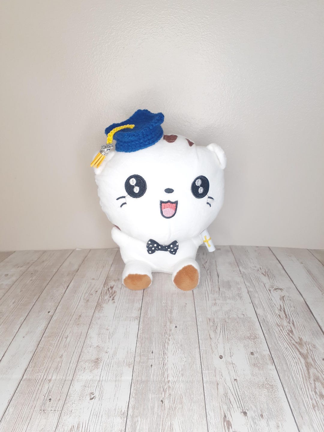 2025 Kawaii Neko White Kitty Graduate in Crochet Cap With Diploma NEW ...