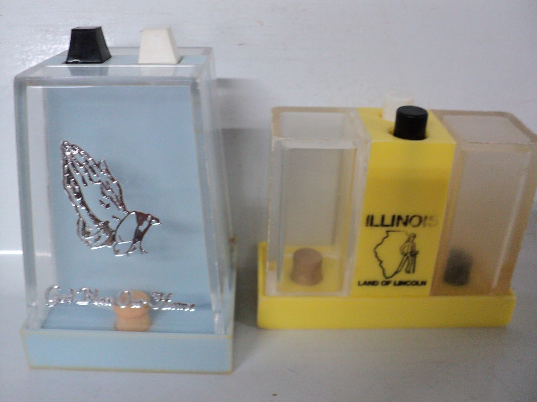 Lot of 2 Vintage Plastic Souvenir Push Button Salt and Pepper Shakers ...
