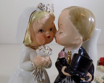 Kissing figurine | Etsy