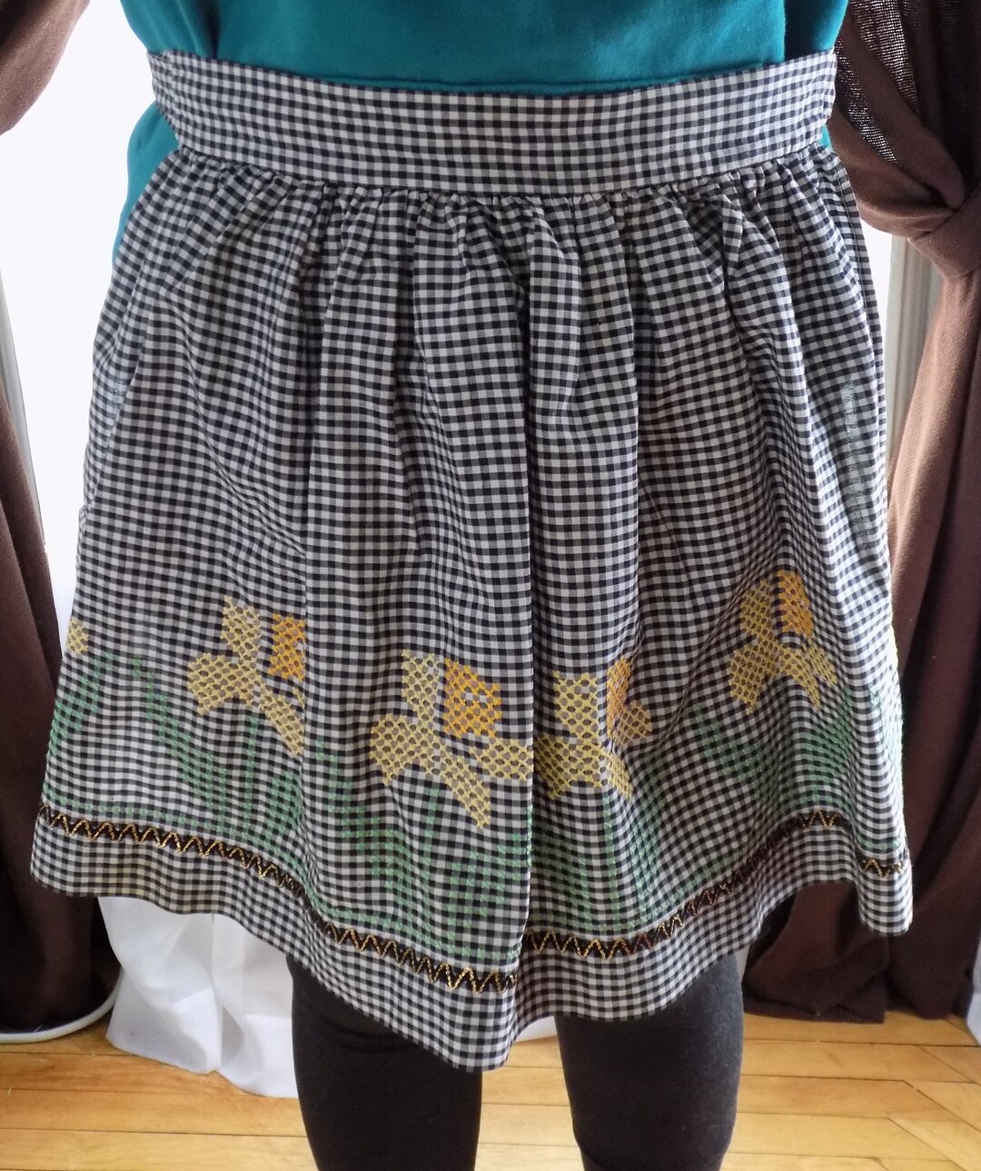 Vintage Black and White Checkered Apron With Needlepoint Daffodils and ...