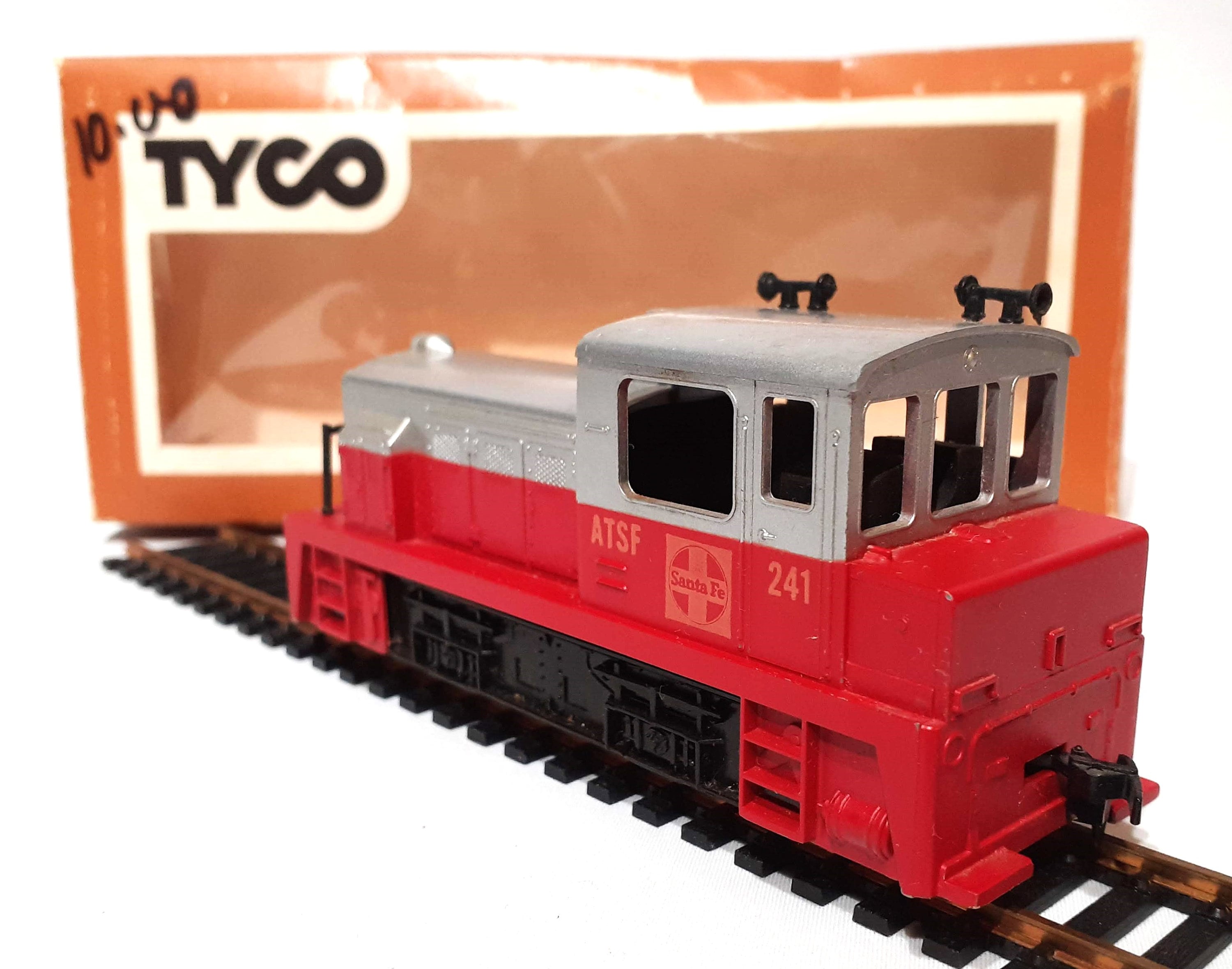 Vintage HO Scale Lighted Tyco Santa Fe Diesel Switcher Engine 241C ...