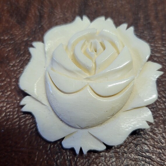 Beautiful Vintage Carved Celluloid? Flower Brooch, Ca… - Gem