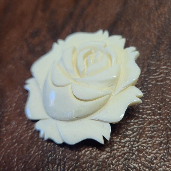 Beautiful Vintage Carved Celluloid? Flower Brooch, Ca… - Gem