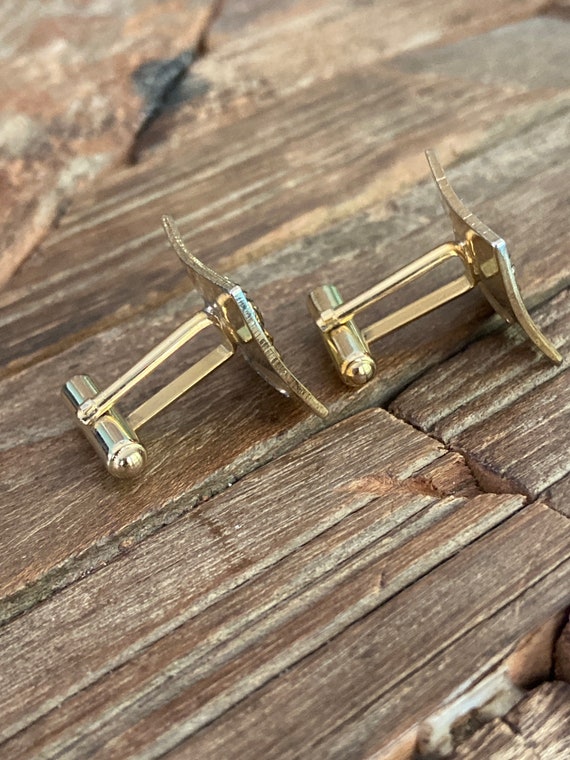 Vintage gold tone repousse praying hands on square cu… - Gem