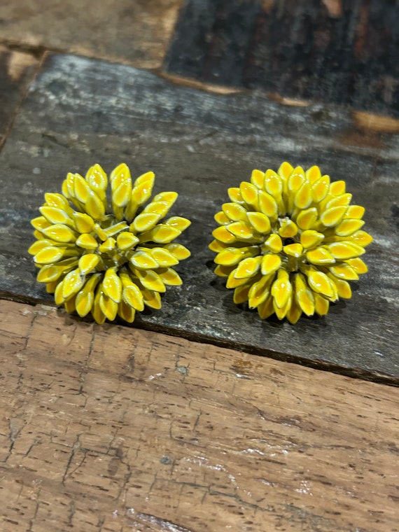 1960’s style flower power yellow enamel chrysanthemu… - Gem