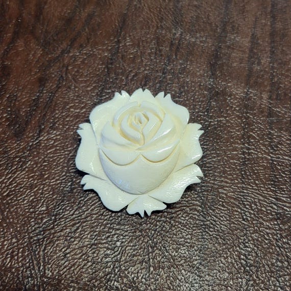 Beautiful Vintage Carved Celluloid? Flower Brooch, Ca… - Gem