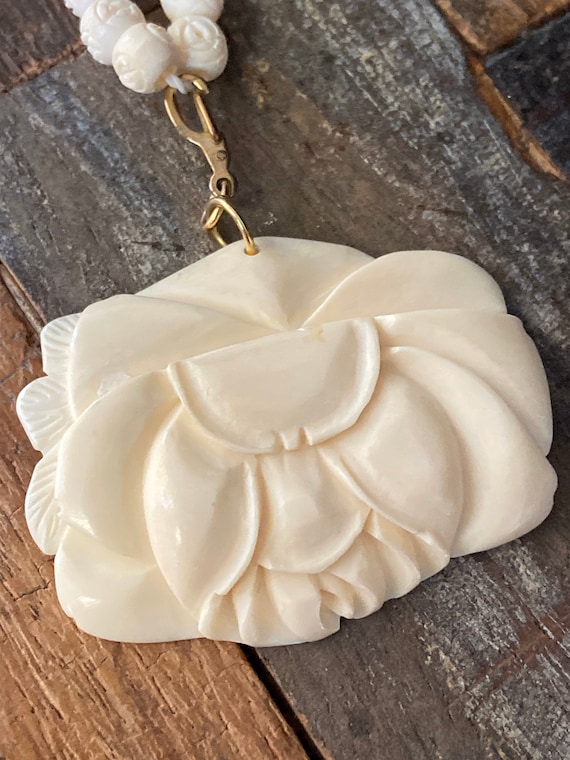Beautiful vintage cream colored carved bone rose shap… - Gem