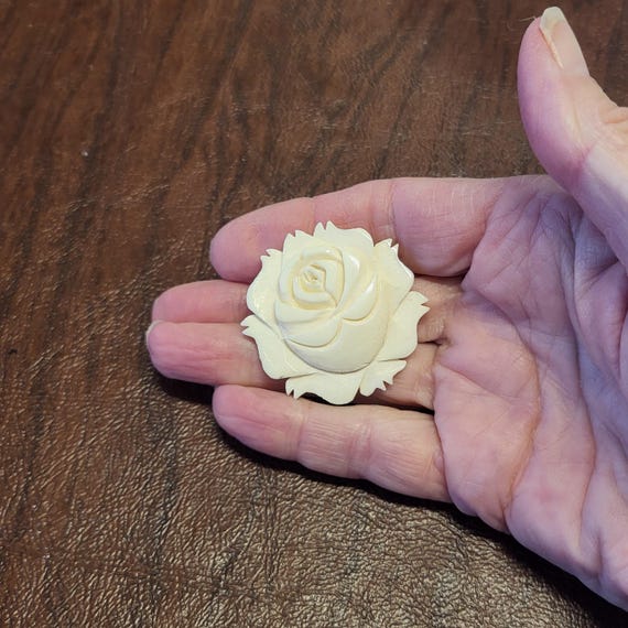 Beautiful Vintage Carved Celluloid? Flower Brooch, Ca… - Gem