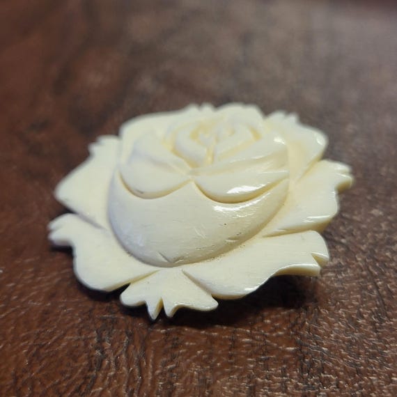 Beautiful Vintage Carved Celluloid? Flower Brooch, Ca… - Gem