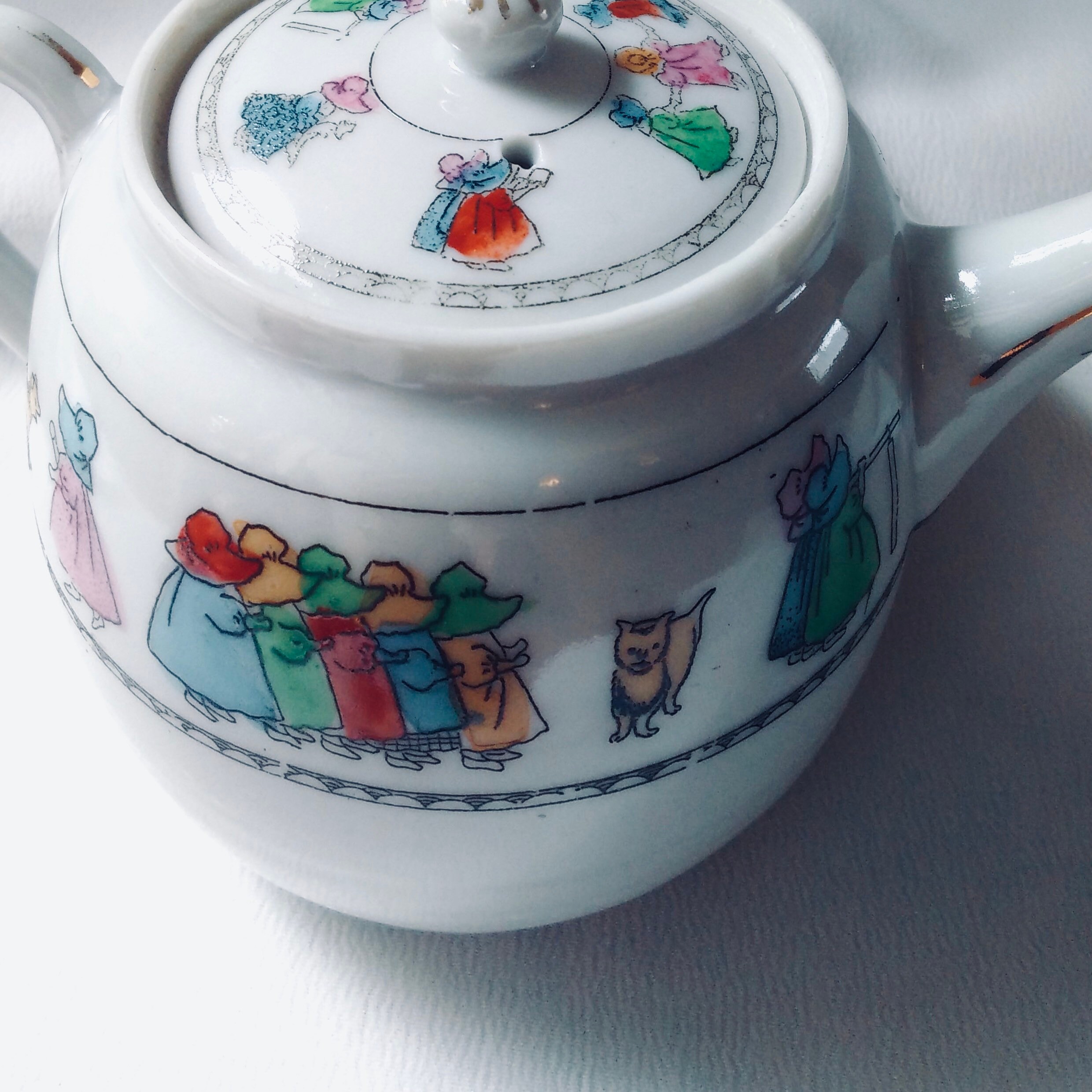 Victorian RING-A-RING-O'ROSES Teapot Collectible & | Etsy