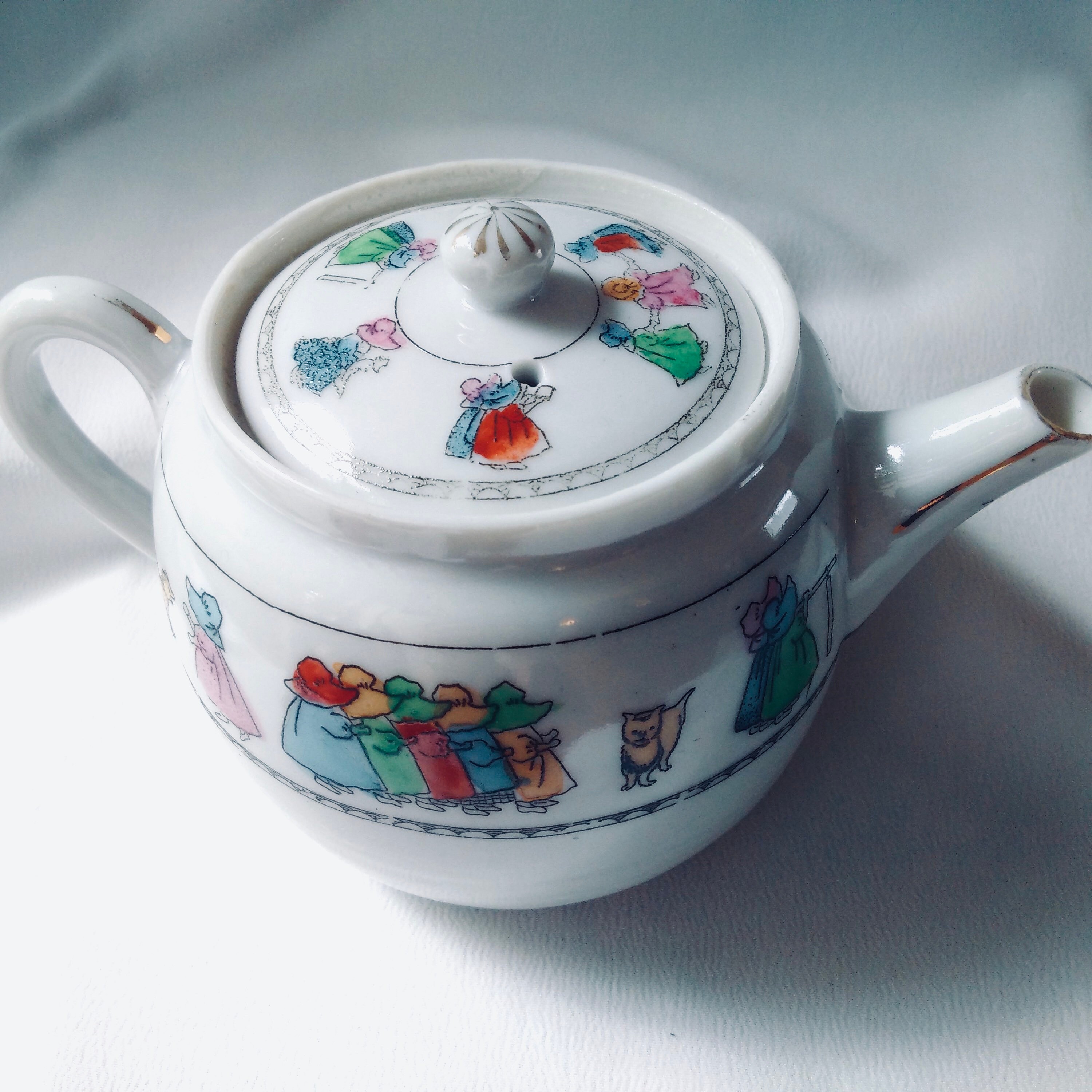 Victorian RING-A-RING-O'ROSES Teapot Collectible & | Etsy