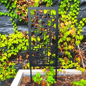 Modern Metal Privacy Screen With Legs - Garden Trellis - Patio Privacy ...