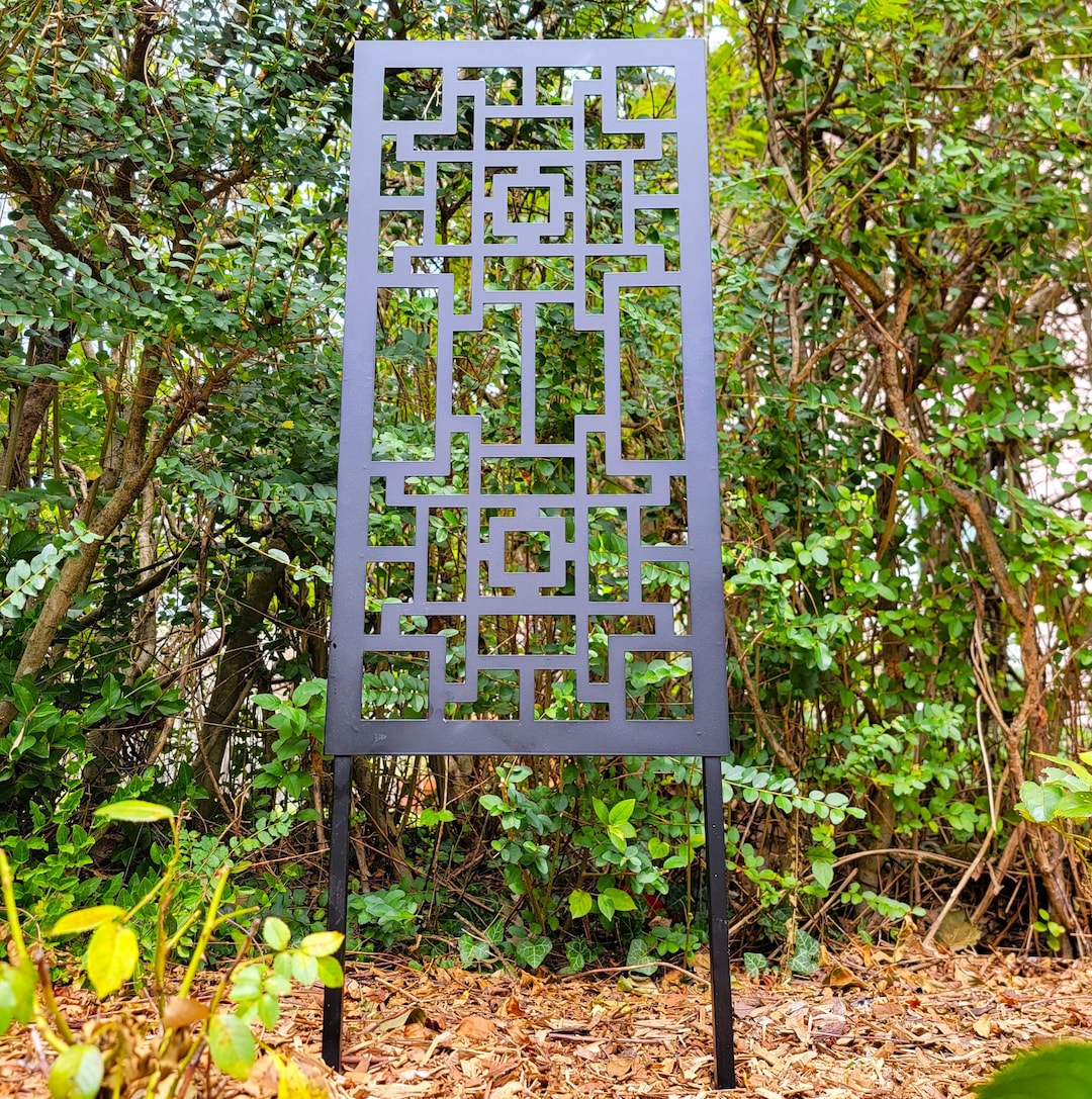 Modern Metal Privacy Screen With Legs - Garden Trellis - Patio Privacy ...