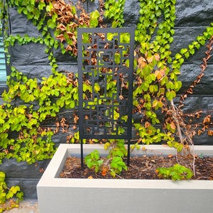 Modern Metal Privacy Screen With Legs - Garden Trellis - Patio Privacy ...