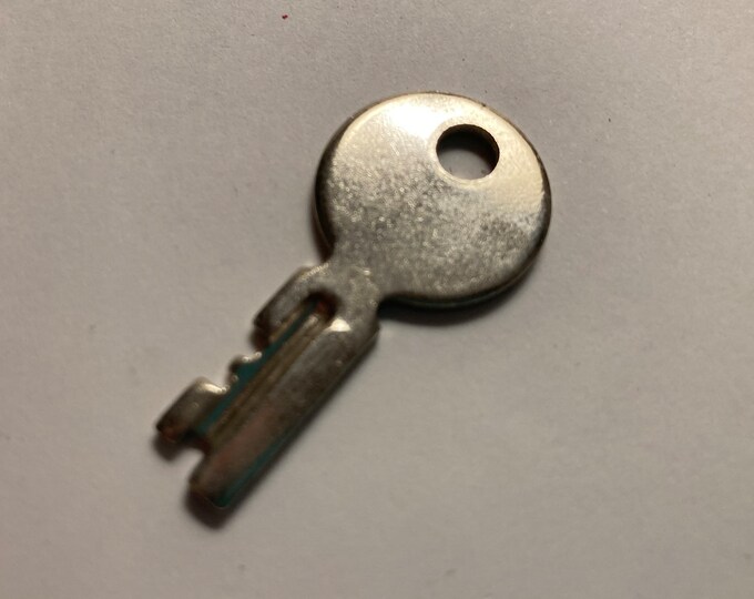 Vintage Singer Sewing Machines: Original Featherweight 221 Case Key One ...