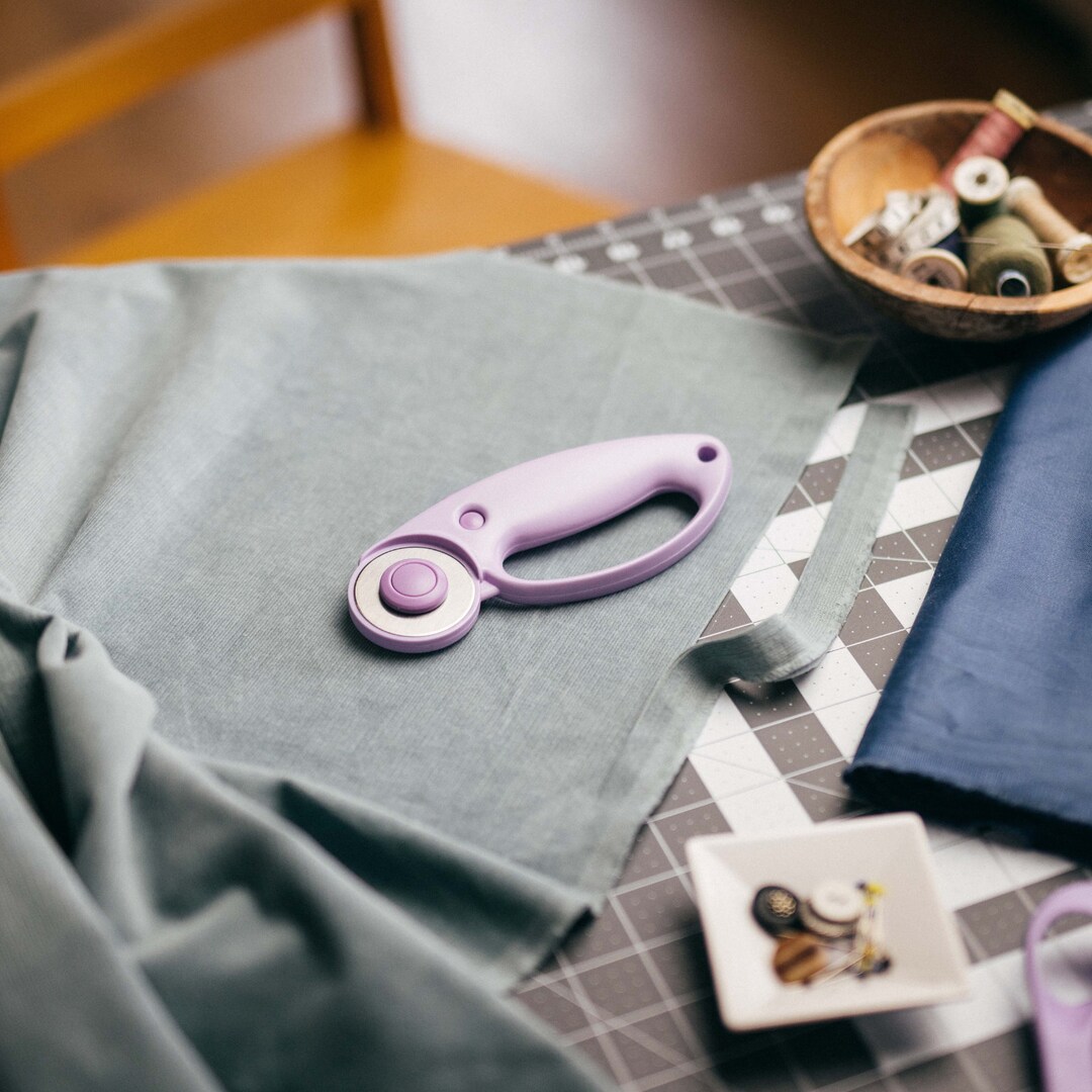Fiskars Rotary Cutter: Straight Ultra Lilac 45mm Quilting Sewing ...