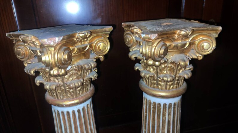 Columnas Antiguas Con Capiteles Corintios En Madera Y Pan De Oro De ...
