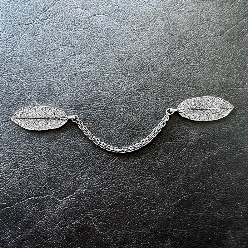 Cloak Clasp W/ Chain | Silver Metal Leaves 