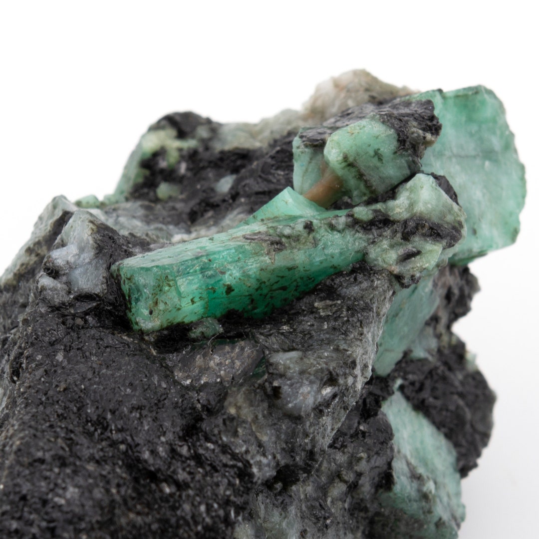 Raw Emerald Stone of 150 Grams With Matrix of Quartz and Black Mica. - Etsy