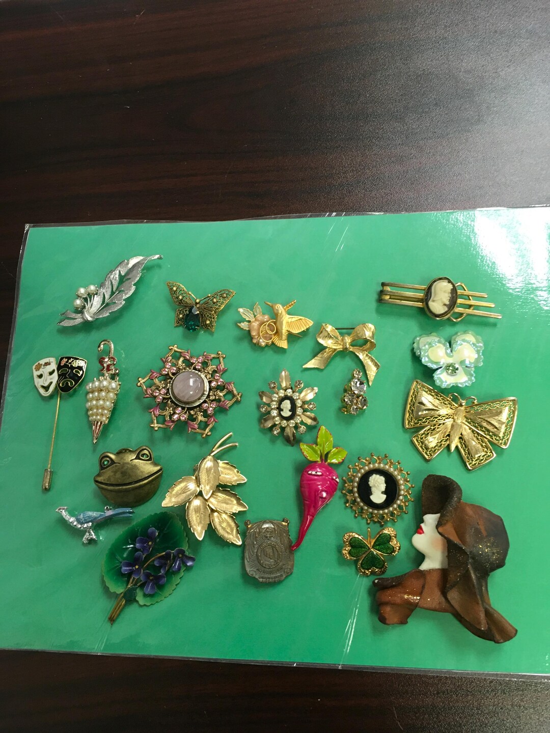 Vintage Lot of 21 Brooches / Pins to Wear, Resell, or for Crafts All ...