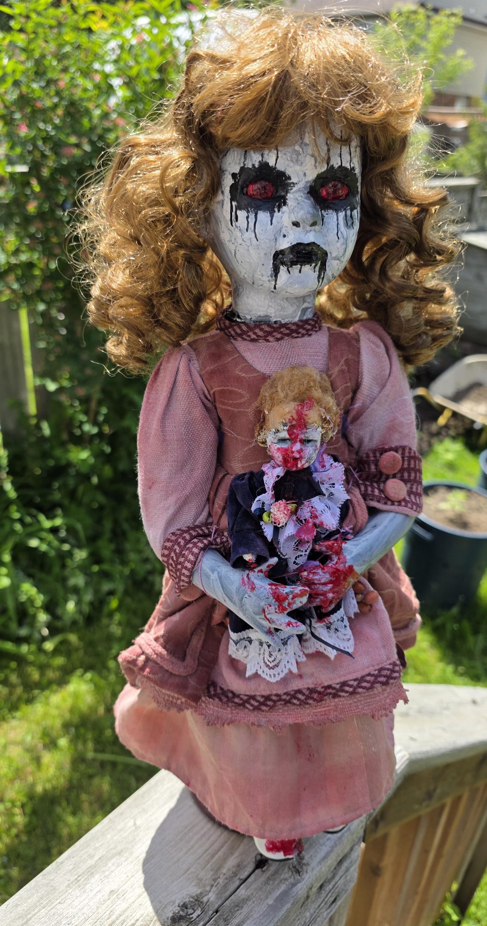 血まみれの赤ちゃん人形を抱えた不気味な磁器人形 – ホラー装飾、ゴシックアート - Etsy 日本