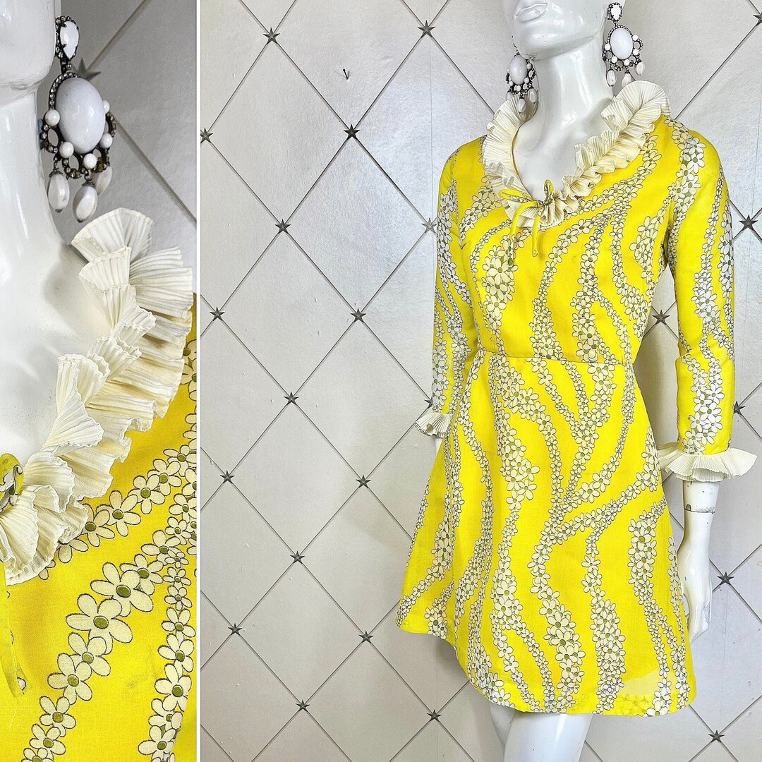 1960s Yellow & White Flower Power Daisy Chain Print Cotton Mini ...