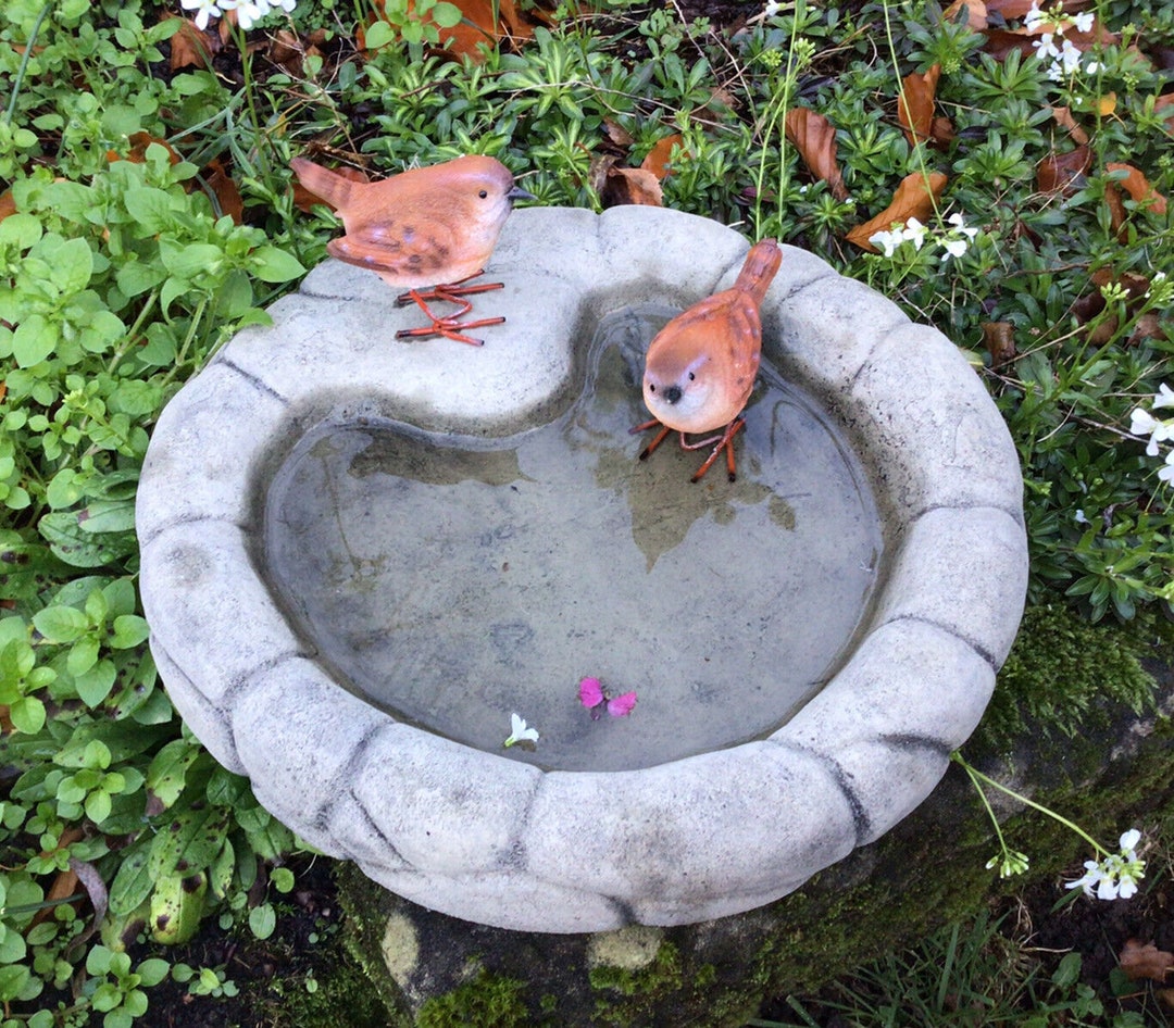 Reconstituted Stone Garden Pebble Bird Bath & 2 Resin Birds / Feeder ...