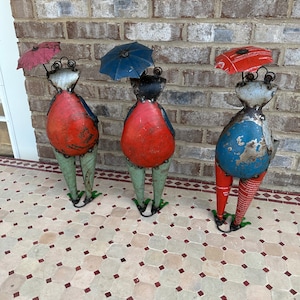 Rustic Metal Traveling Frog Statue Holding Umbrella Cute Sculpture ...