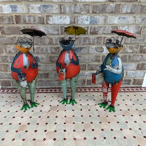 Rustic Metal Traveling Frog Statue Holding Umbrella Cute Sculpture ...