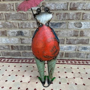 Rustic Metal Traveling Frog Statue Holding Umbrella Cute Sculpture ...