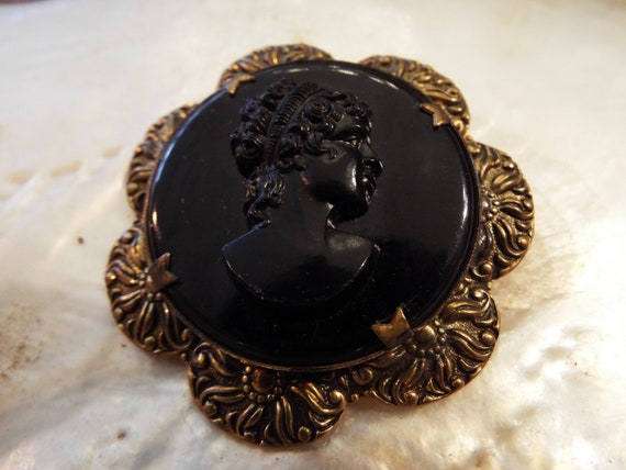Vintage Bakelite Cameo~ 1940s Bakelite~Early Plastics… - Gem