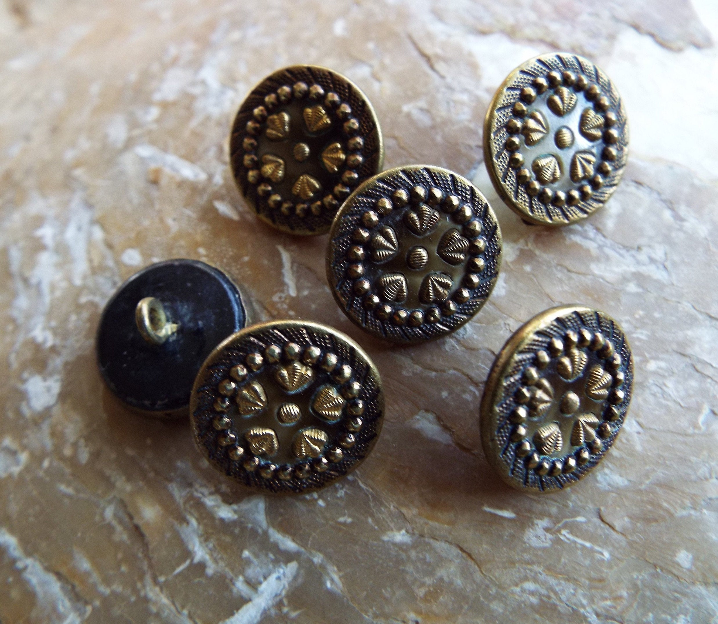 Botones antiguos de metal prensado y celuloide Botones de | Etsy