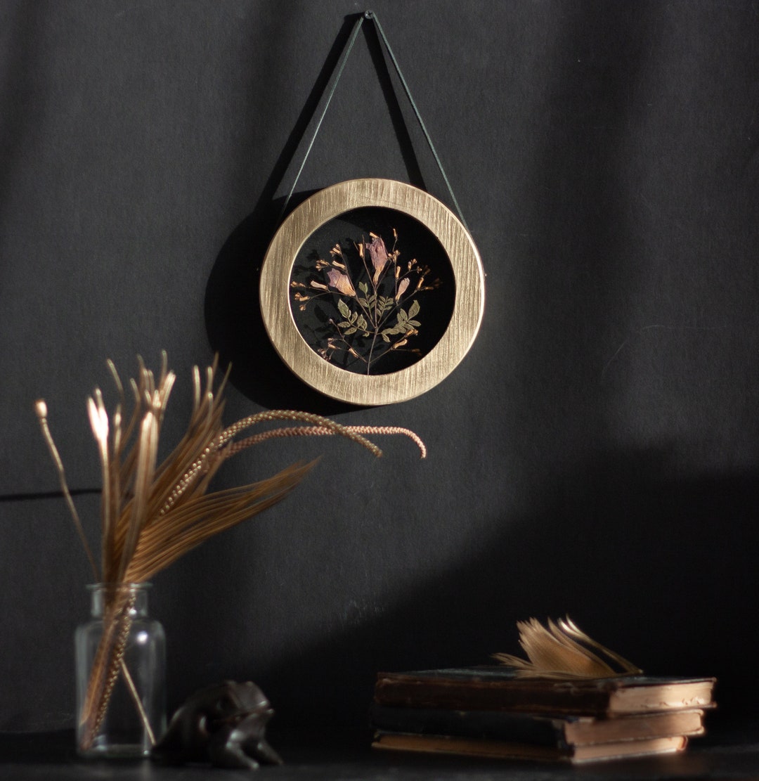 Real Flowers Framed in Round Wooden Frame 8 Pressed Flower Frame Round ...