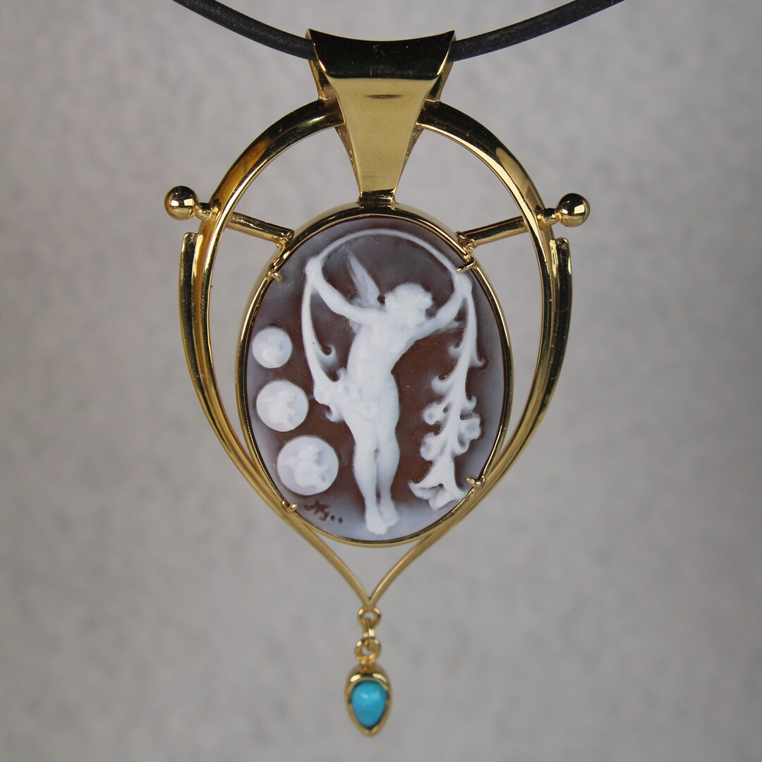 Gothic Style Pendant in 18kt Gold, With Hand-engraved Cameo on Shell ...