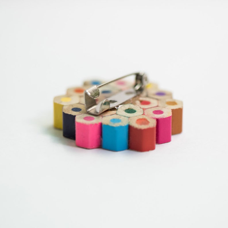 Broche en bois colorée, Cadeau unique pour elle, Épinglette cadeau ...