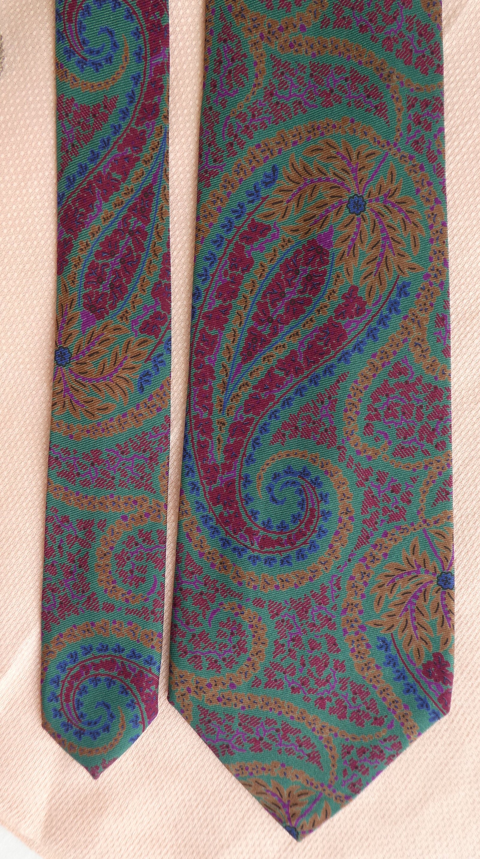 Corbata de seda vintage Yves Saint Laurent, París. Corbata de cuello de ...