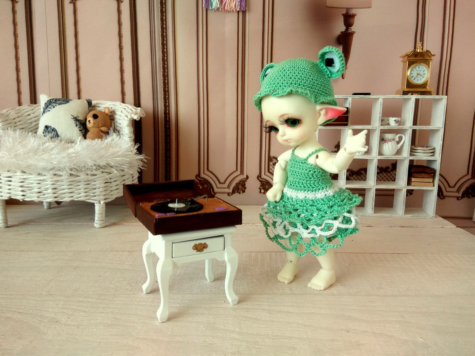 Miniature Record Player With Vinyl Record. 1:6 Scale Dollhouse | Etsy