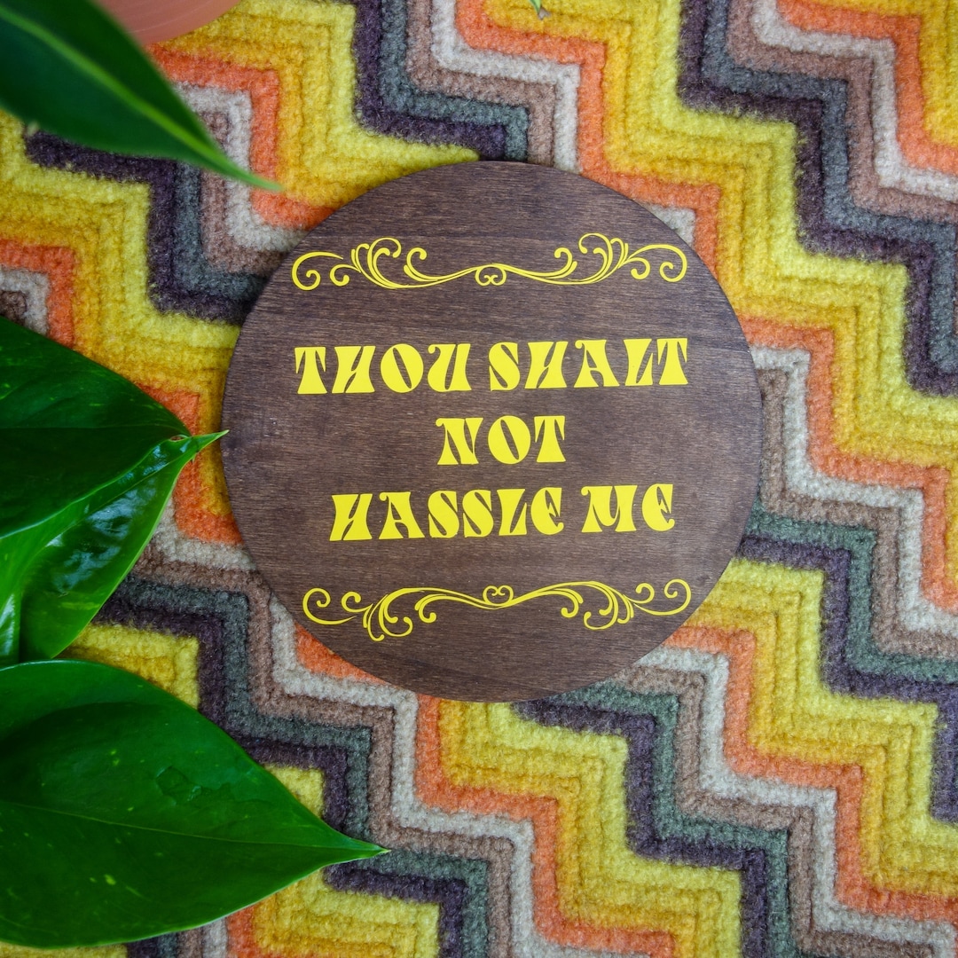 vintage-style-thou-shalt-not-hassle-me-small-round-wood-wall-sign-fun
