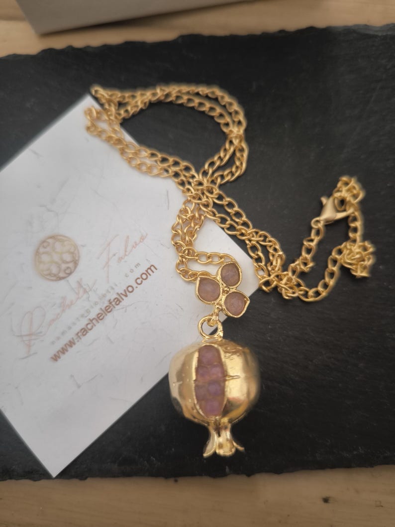 Ciondolo con melograno in oro su bronzo e rifinito con ametiste ...