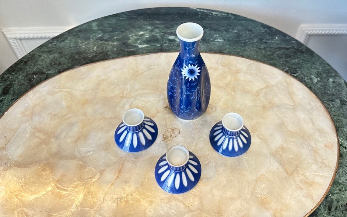 Vintage Porcelain Cobalt Blue Saki Jar and 3 Matching Cups - Etsy