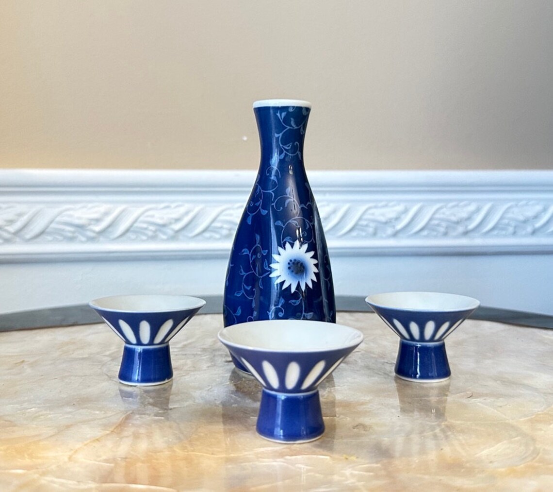 Vintage Porcelain Cobalt Blue Saki Jar and 3 Matching Cups - Etsy