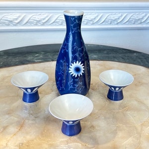 Vintage Porcelain Cobalt Blue Saki Jar and 3 Matching Cups - Etsy
