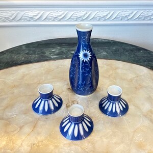 Vintage Porcelain Cobalt Blue Saki Jar and 3 Matching Cups - Etsy