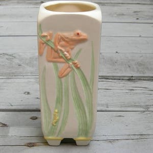 Custom Spring Frog Vase, Ceramic 3-D Carved Vase, Summer Vase ...