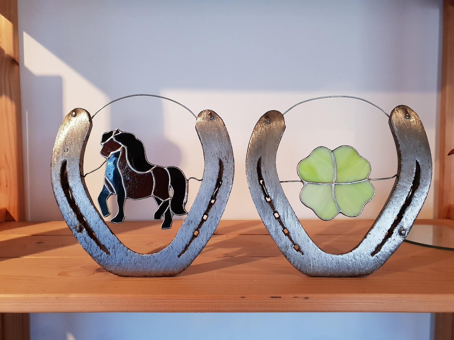 Gebruikt hoefijzer met miniatuur paardje voor geluk | Etsy