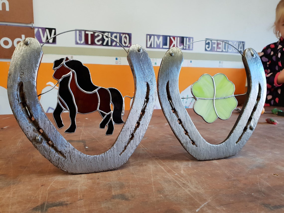 Gebruikt hoefijzer met miniatuur paardje voor geluk | Etsy