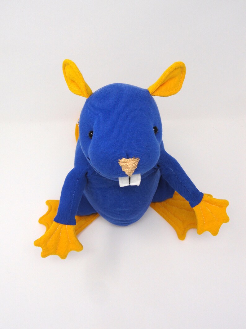 Castor en peluche upcycled T-Shirt recyclé peluche castor peluche ...