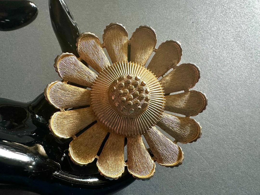 SARAH COVENTRY Large Gold Tone Daisy Brooch, Floral Pin, Flower Brooch ...