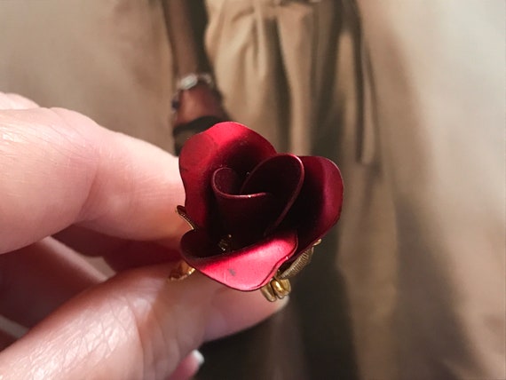 GIOVANNI Red & Gold Metal Rose Brooch, Floral Pin, Vi… - Gem